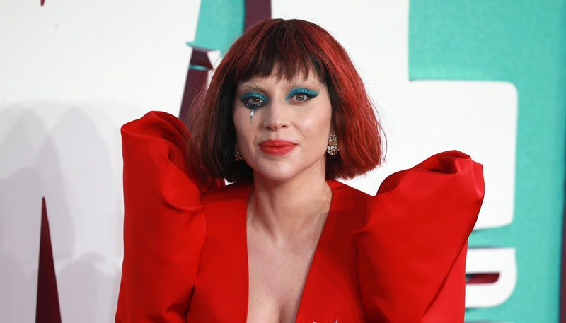 Mira a Lady Gaga como Rosaline Rotwood en "Merlina" - iHeartRadio