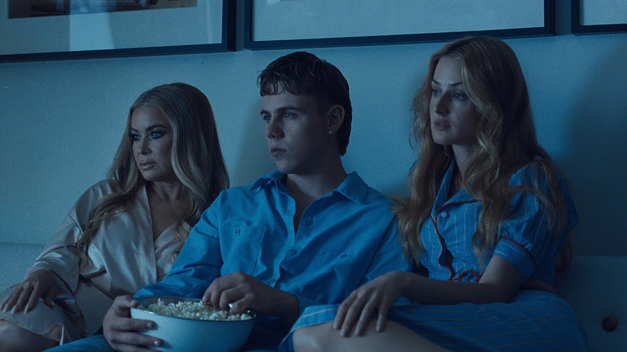 Carmen Electra y Anna Van Patten protagonizan nuevo video de The Kid ...